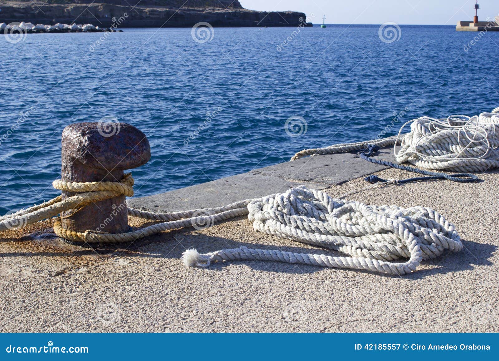 Bolardo en puerto imagen de archivo. Imagen de onda, bolardo - 42185557