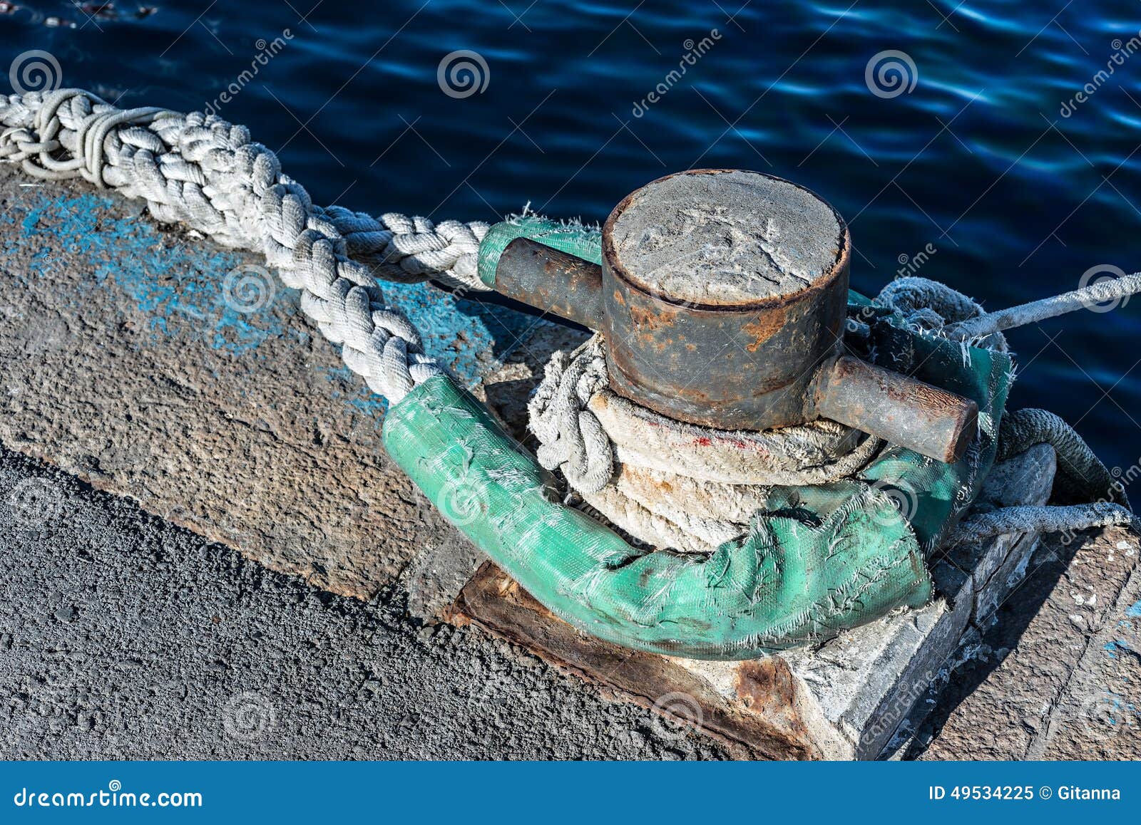 Bolardo en un puerto imagen de archivo. Imagen de puerto - 49534225