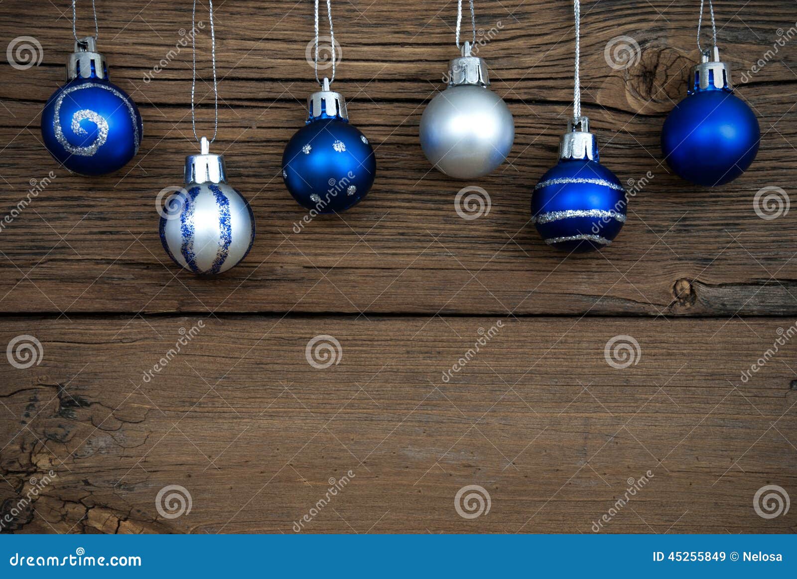 Bolas Azuis E De Prata Da árvore De Natal Na Madeira Imagem de Stock ...