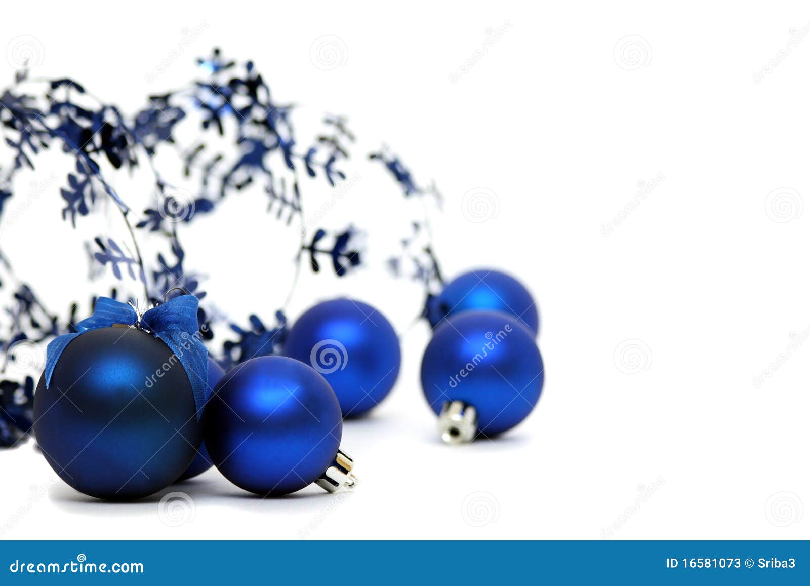 Bolas Azules De La Navidad En El Fondo Blanco. Imagen de archivo ...