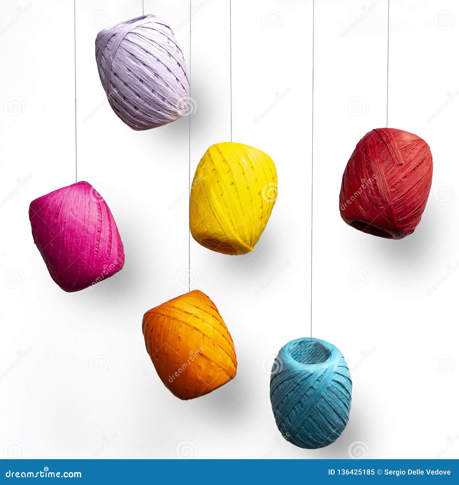 Bolas Coloreadas De La Rafia Imagen de archivo - Imagen de ornamental ...