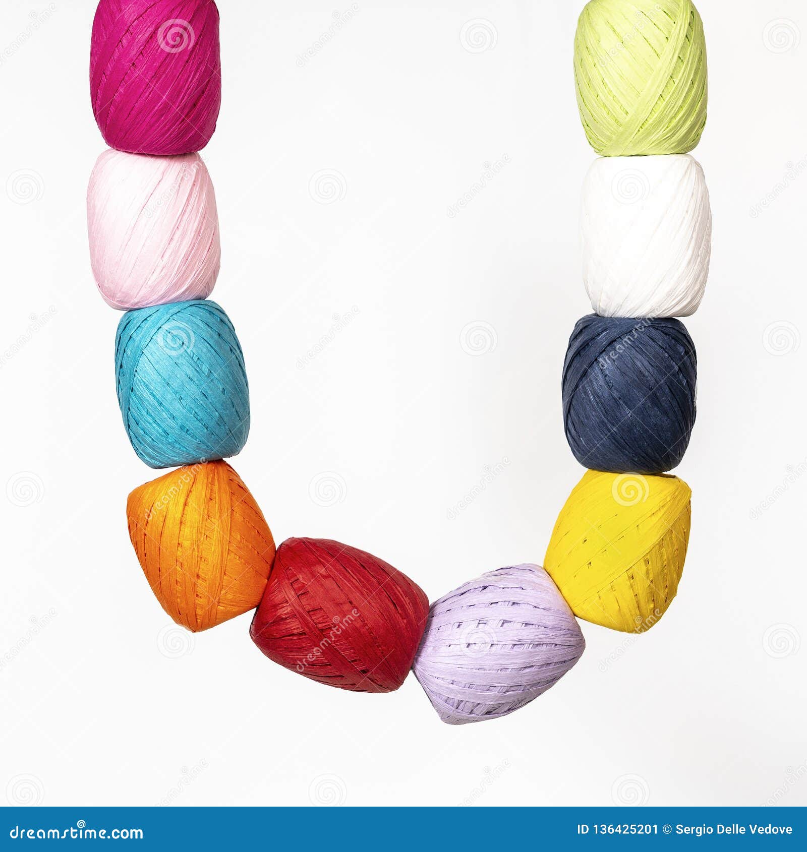 Bolas Coloreadas De La Rafia Imagen de archivo - Imagen de fibra ...