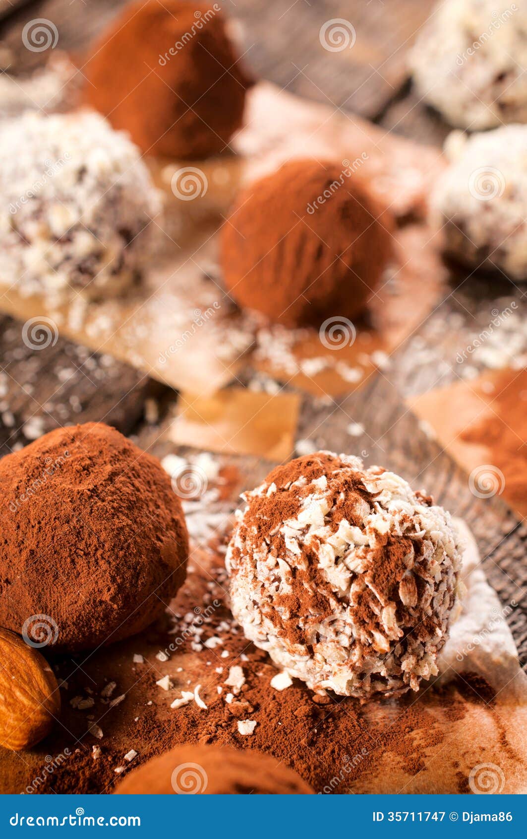 Bolas de Choco imagem de stock. Imagem de creme, esferas - 35711747