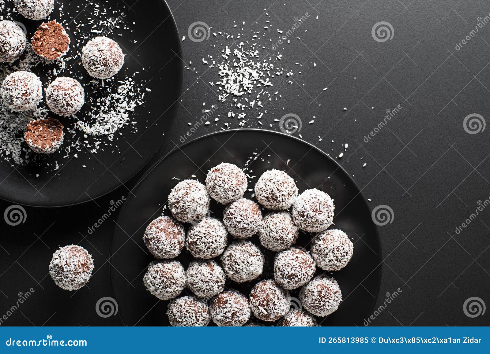 Bolas De Chocolate De Coco Com Biscoito De Rum E Chocolate Imagem de ...