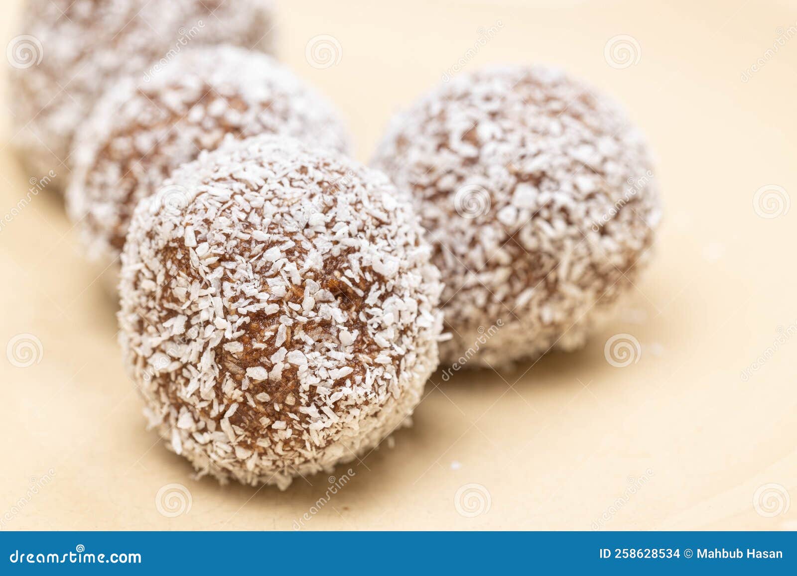Bolas De Chocolate Com Imagem De Coco Fechado Foto de Stock - Imagem de ...