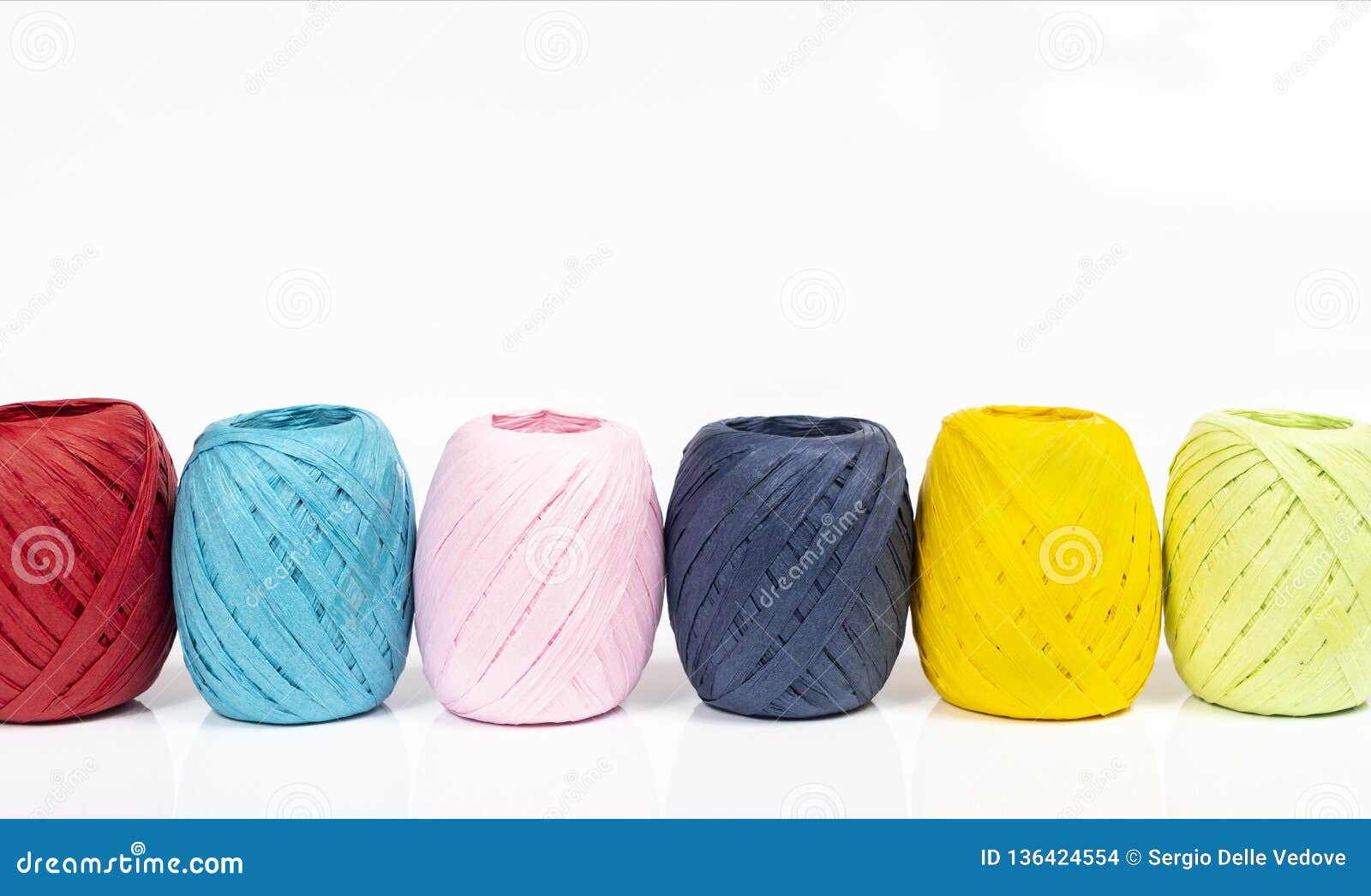 Bolas De La Rafia Coloreada Foto de archivo - Imagen de rafia, fondos ...