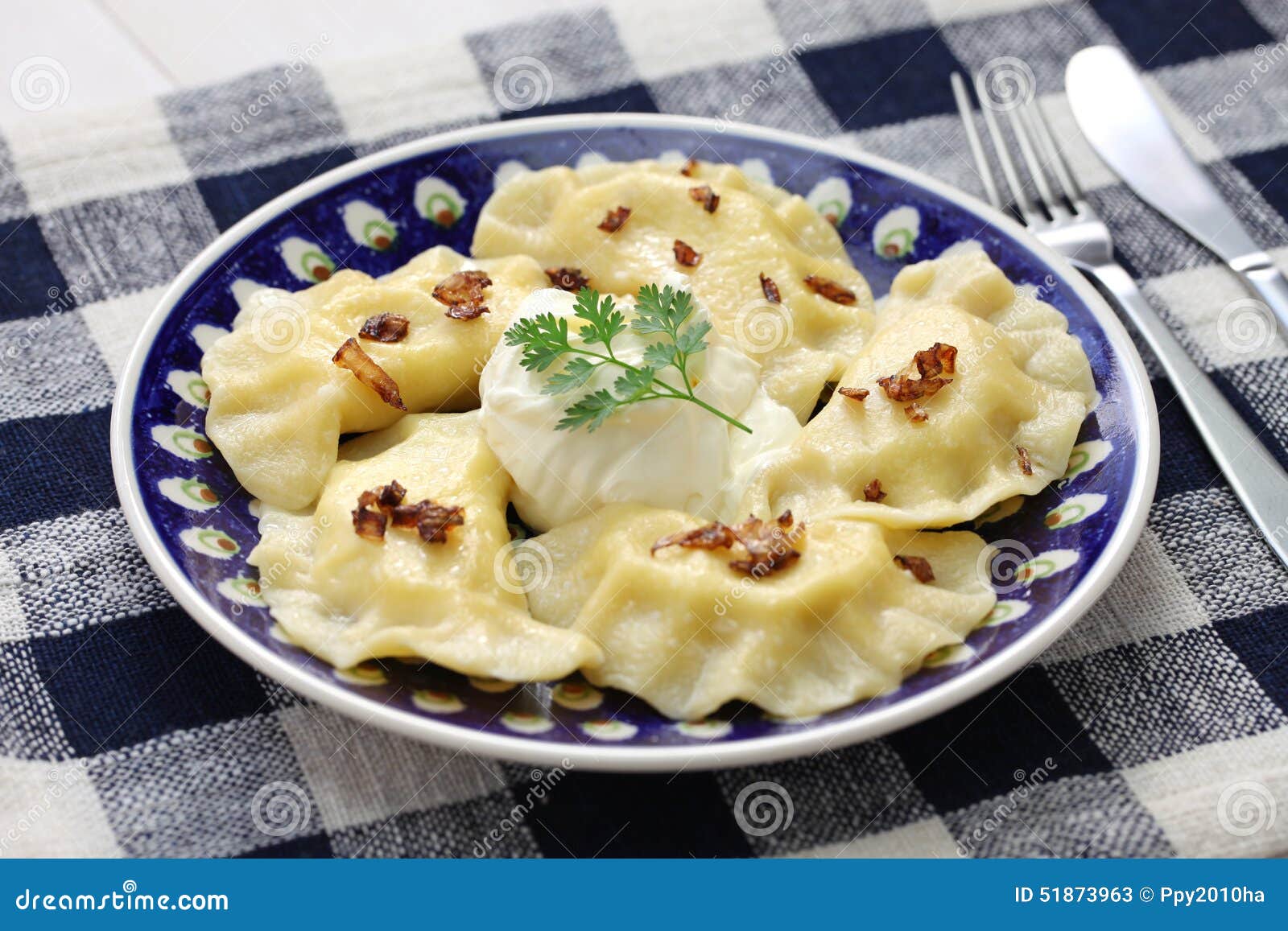 Bolas De Masa Hervida De Pierogi, Comida Polaca Imagen de archivo ...