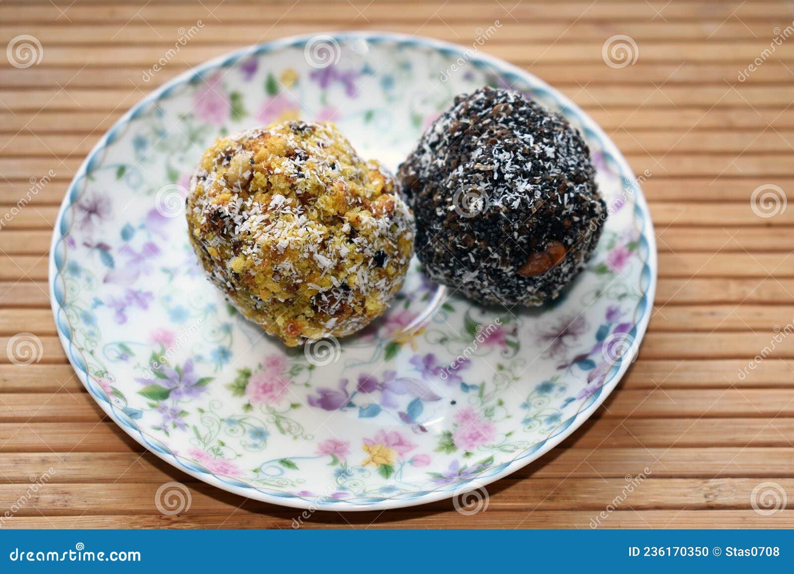 Bolas Dulces De Estilo Indio Sobre La Placa Foto de archivo - Imagen de ...