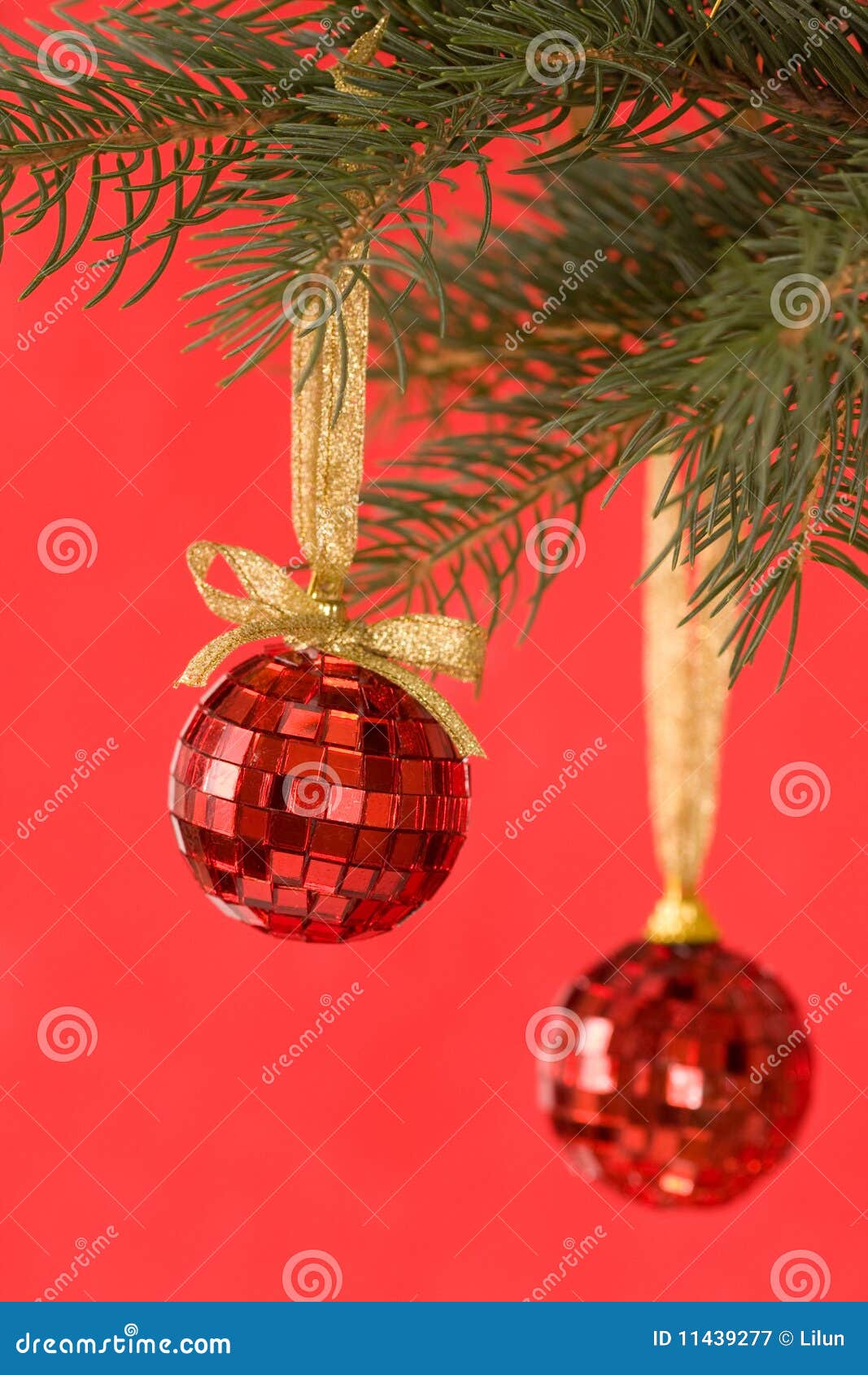 Bolas rojas del espejo imagen de archivo. Imagen de color - 11439277