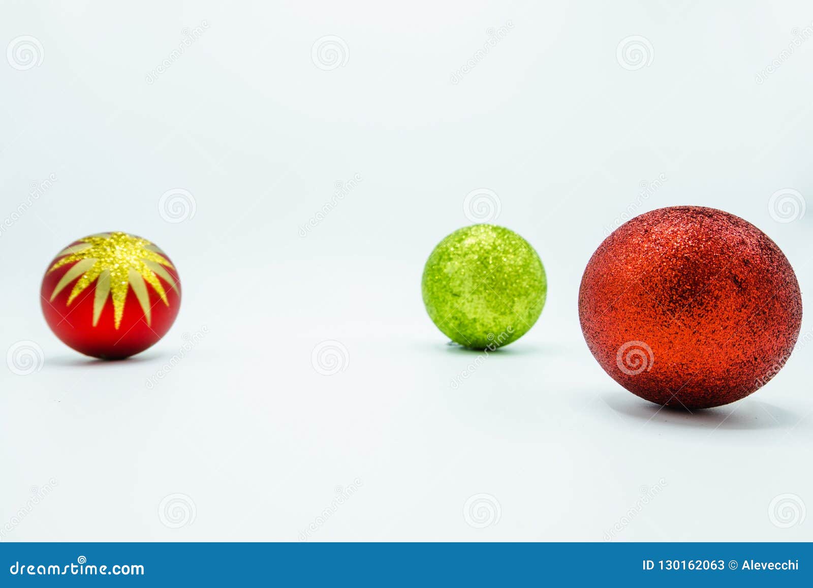 Bolas Rojas Y Verdes De La Navidad En Blanco Imagen de archivo - Imagen ...