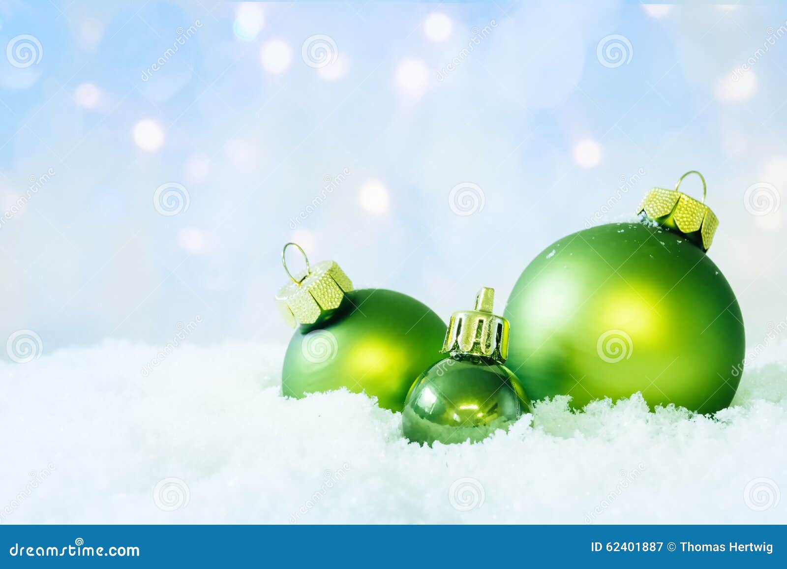 Bolas Verdes Do Natal Na Neve Imagem de Stock - Imagem de decorado ...