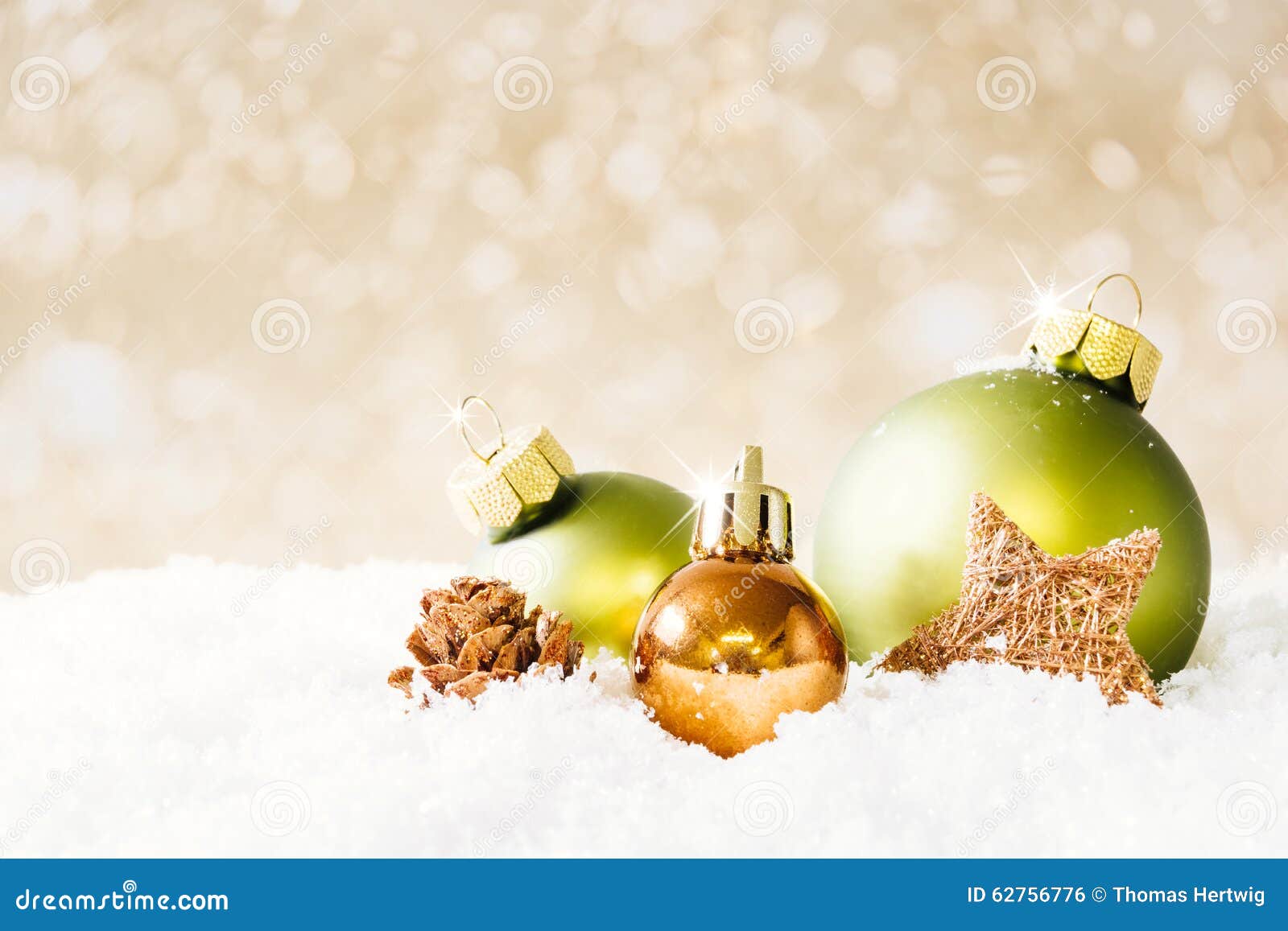 Bolas Verdes Y De Oro De La Navidad En Nieve Foto de archivo - Imagen ...