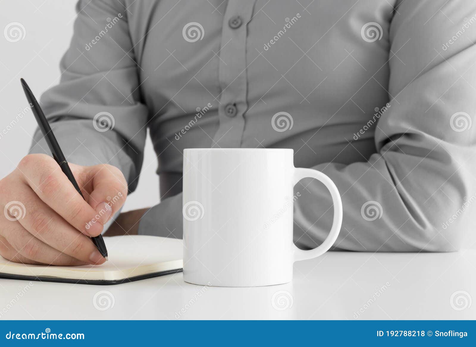 Boliche De Caneca Branca Com O Homem Tomando Notas Foto de Stock ...