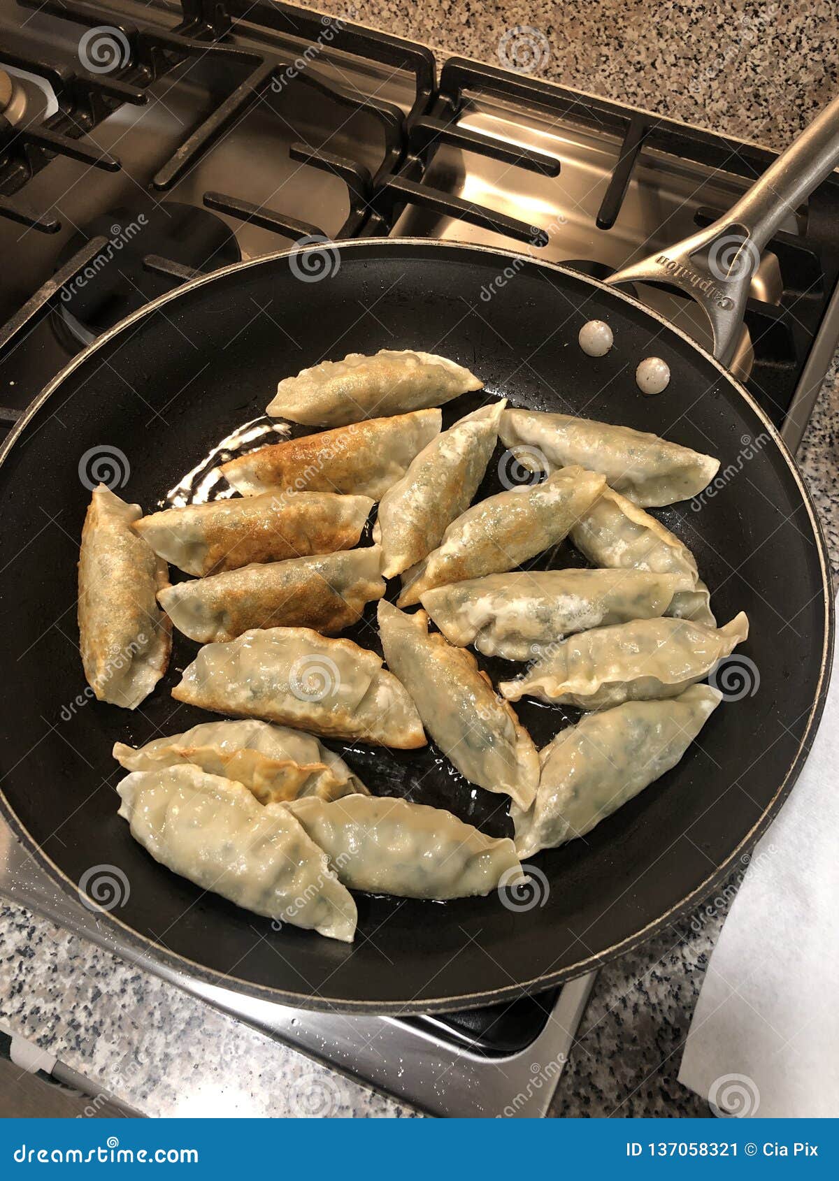 Bolinhas De Massa Coreanas Na Bandeja Imagem de Stock - Imagem de molho ...