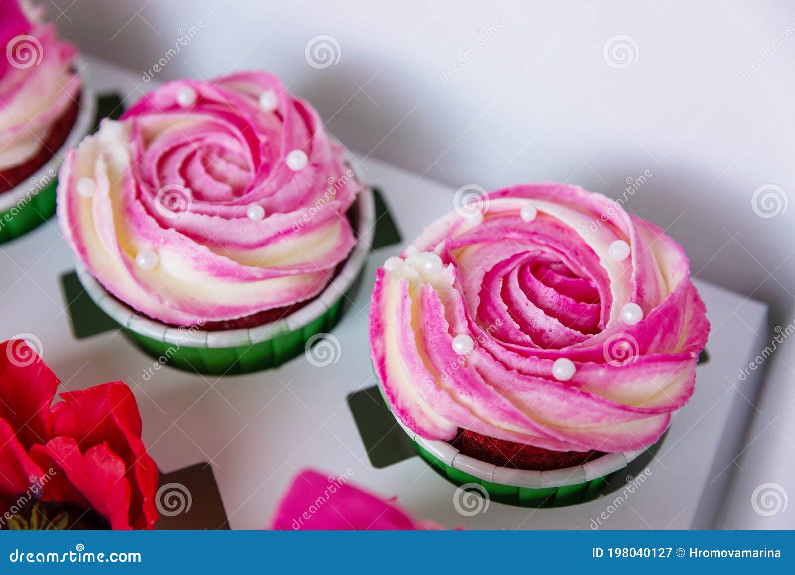 Bolinhos Aperitivos Com Creme Cor-de-rosa Sobre Fundo Branco Imagem de ...
