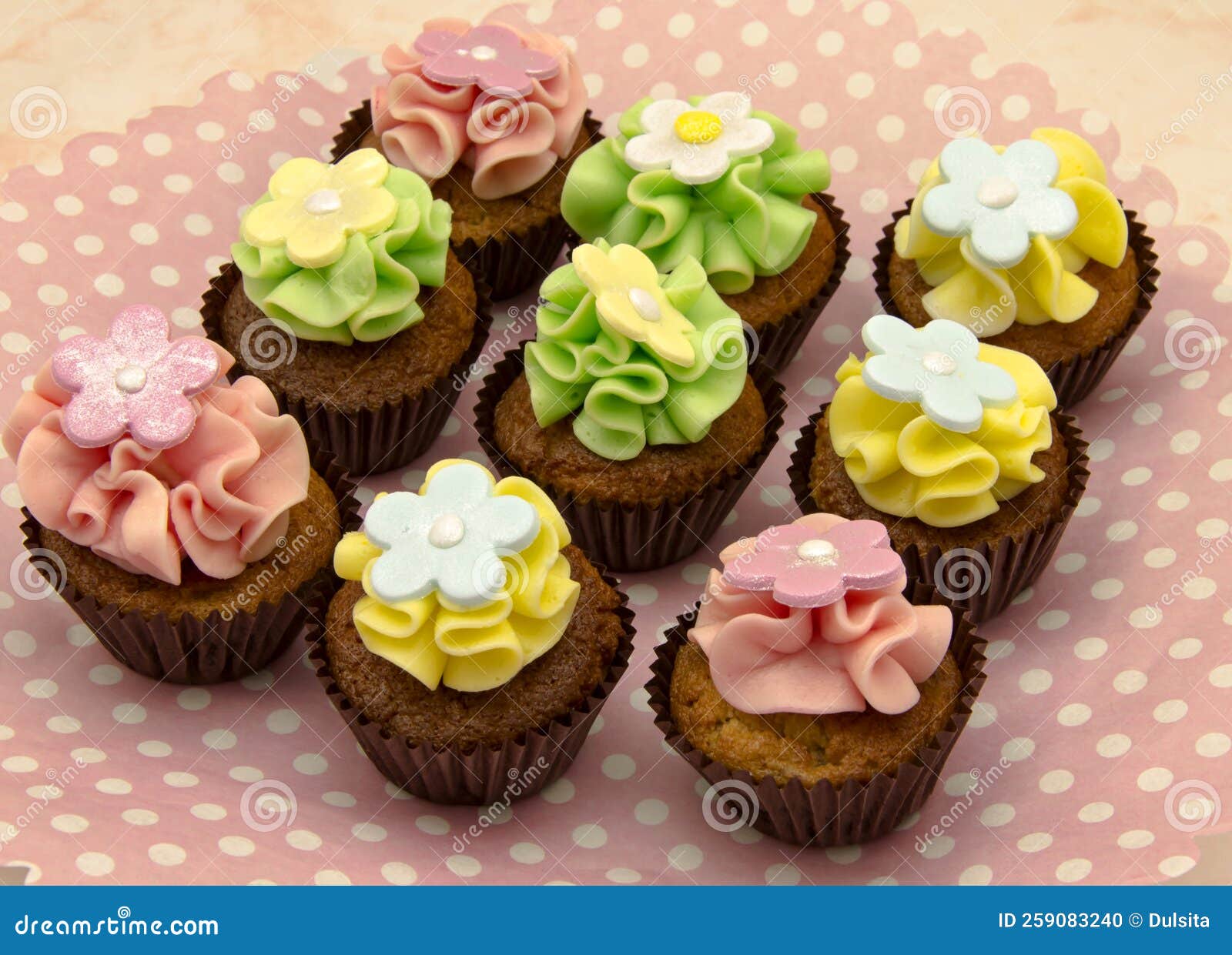 Bolinhos doces decorados foto de stock. Imagem de cozedura - 259083240