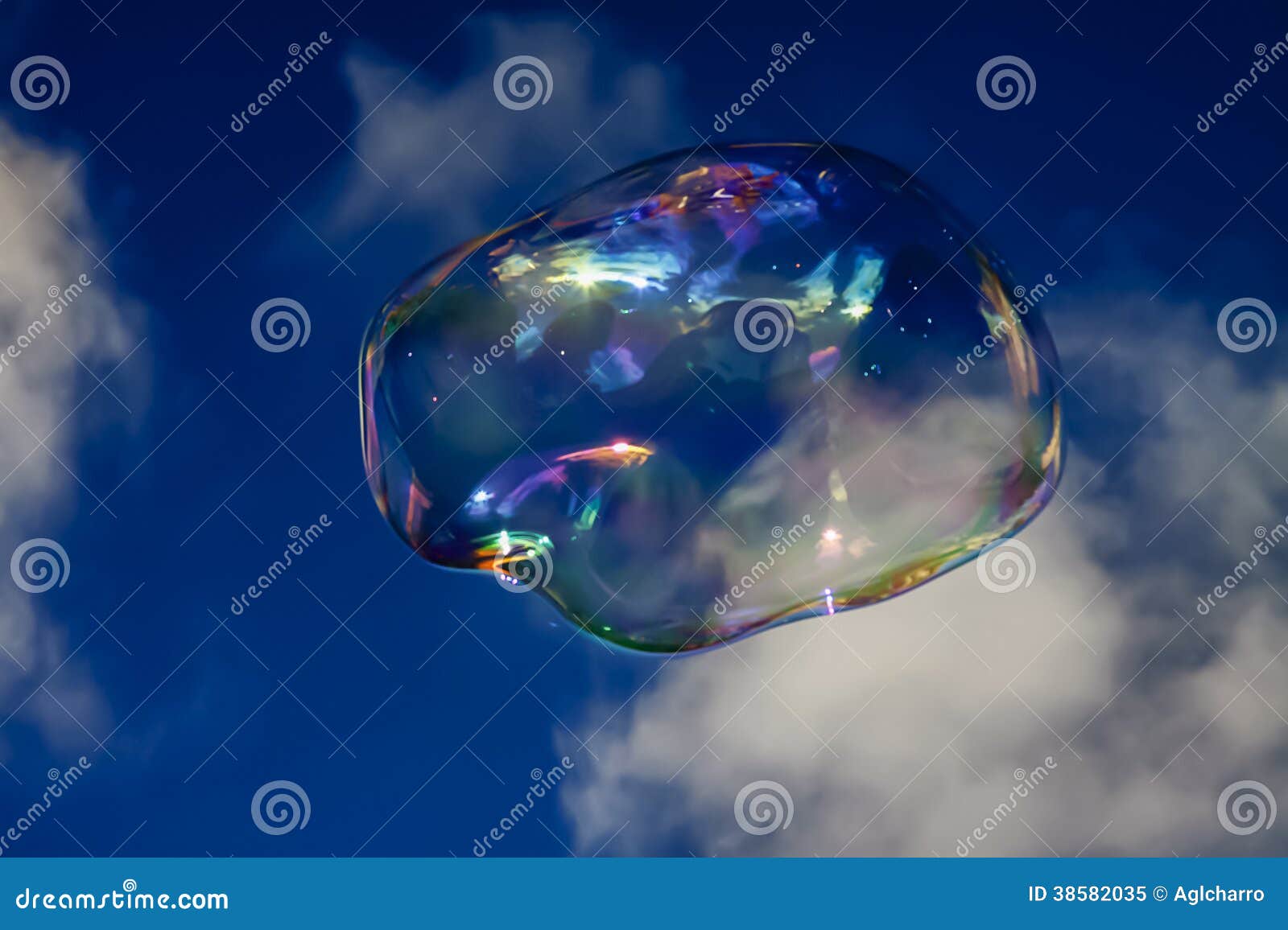 Bolla di sapone immagine stock. Immagine di aria, scintillare - 38582035