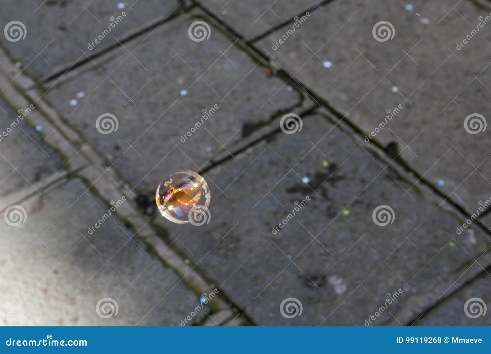 Bolla di sapone fotografia stock. Immagine di galleggiante - 99119268