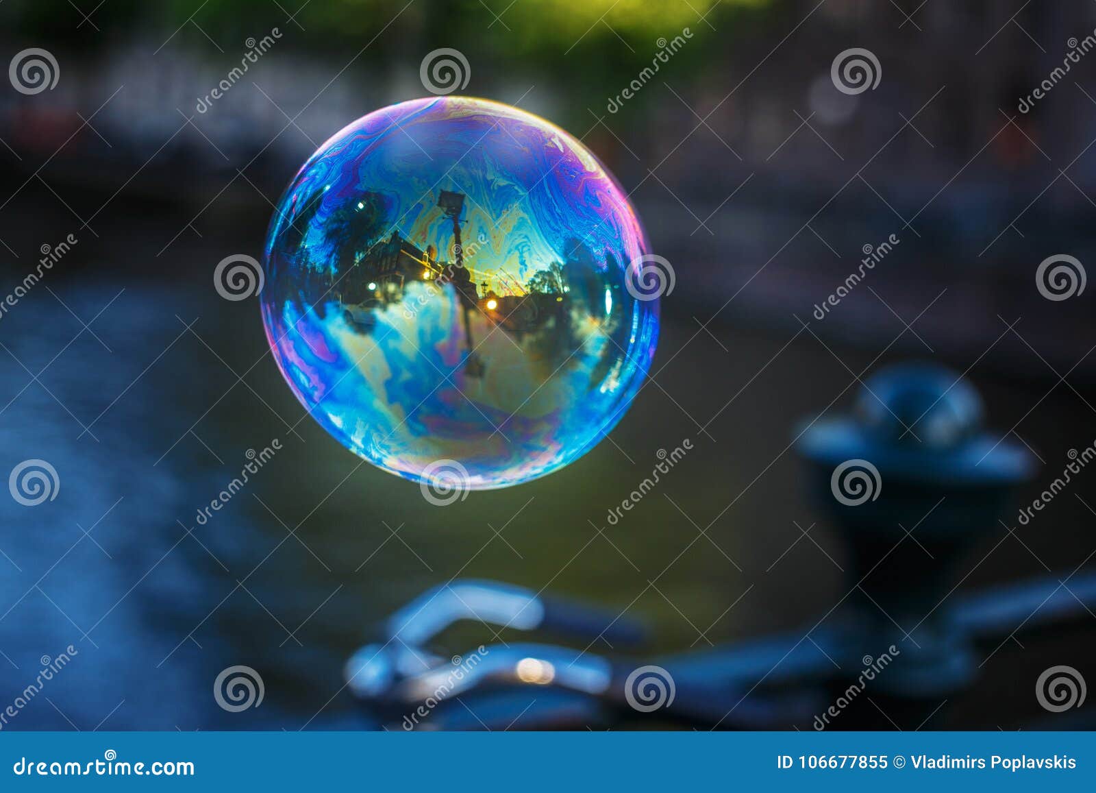 Bolla Di Sapone Da Qualche Parte Sullo Stree Immagine Stock - Immagine ...