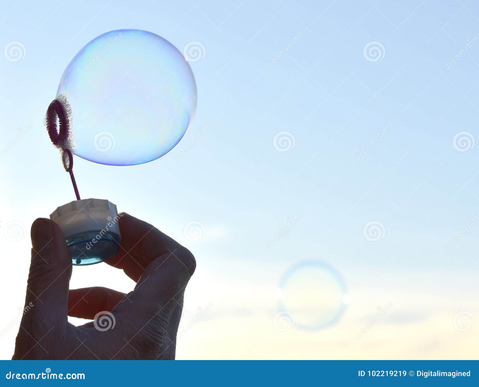 Bolla di sapone di salto immagine stock. Immagine di illustrazione ...