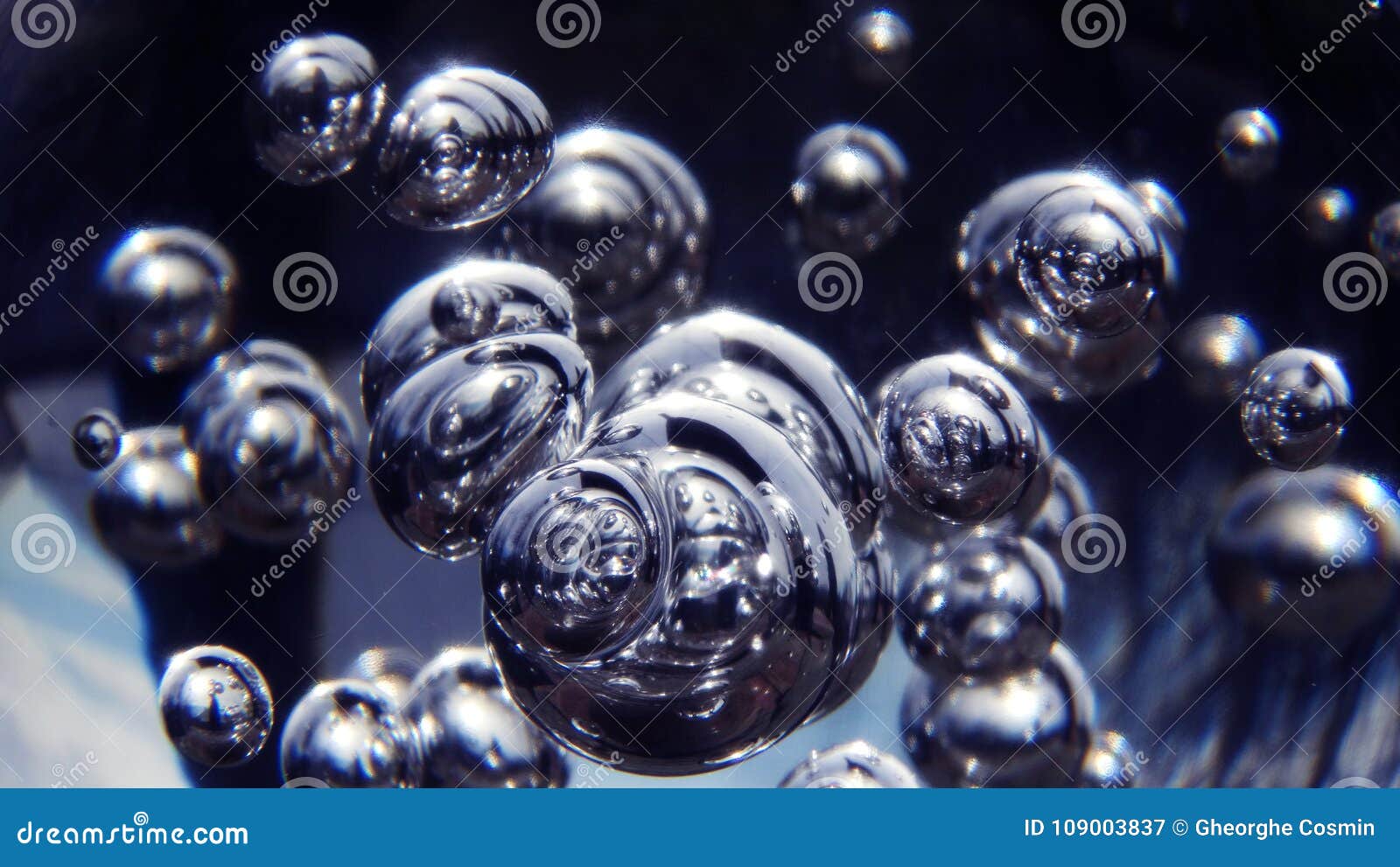 Bolle in acqua immagine stock. Immagine di oceano, bolla - 109003837