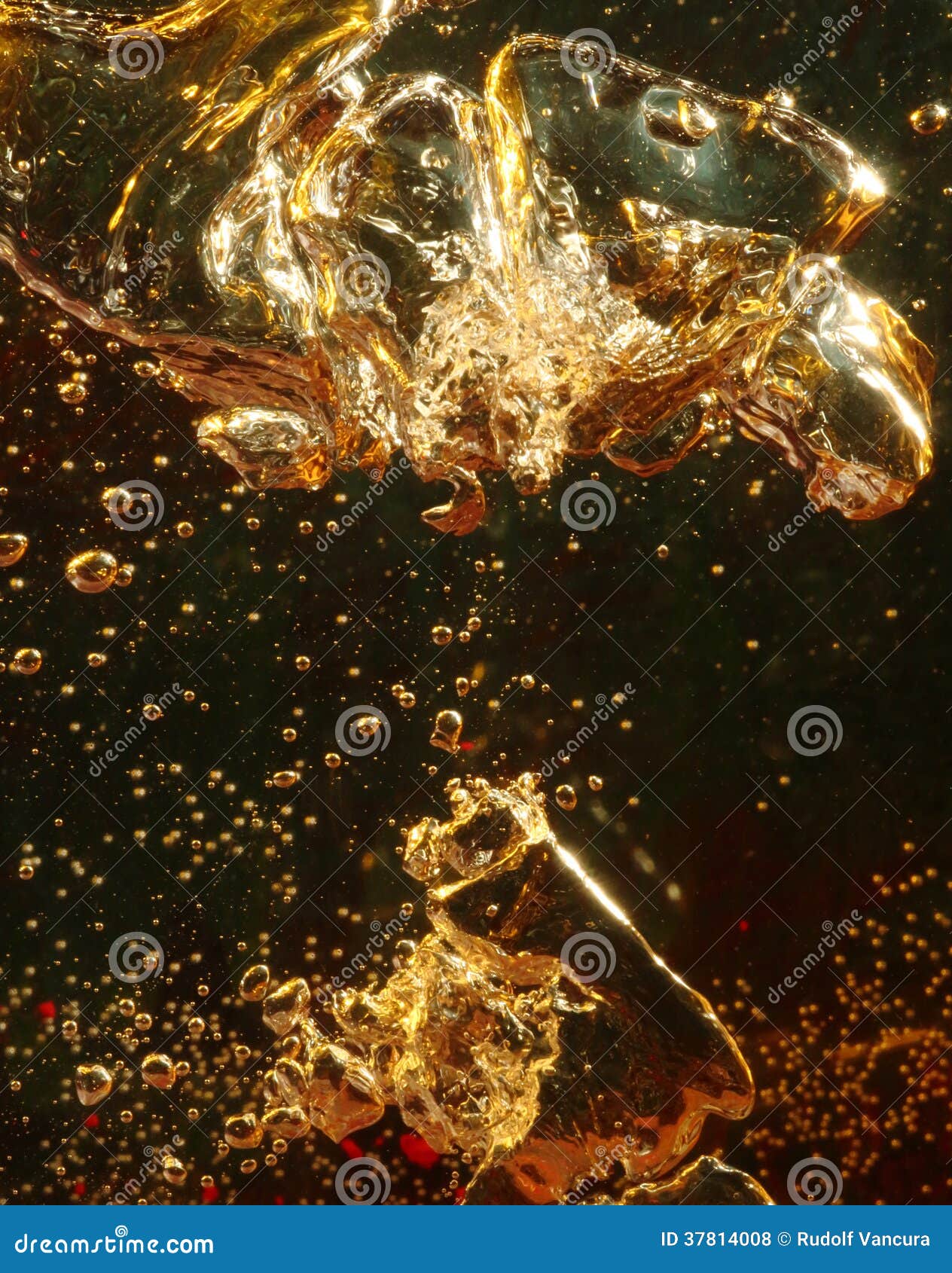 Bolle di aria in acqua fotografia stock. Immagine di aria - 37814008