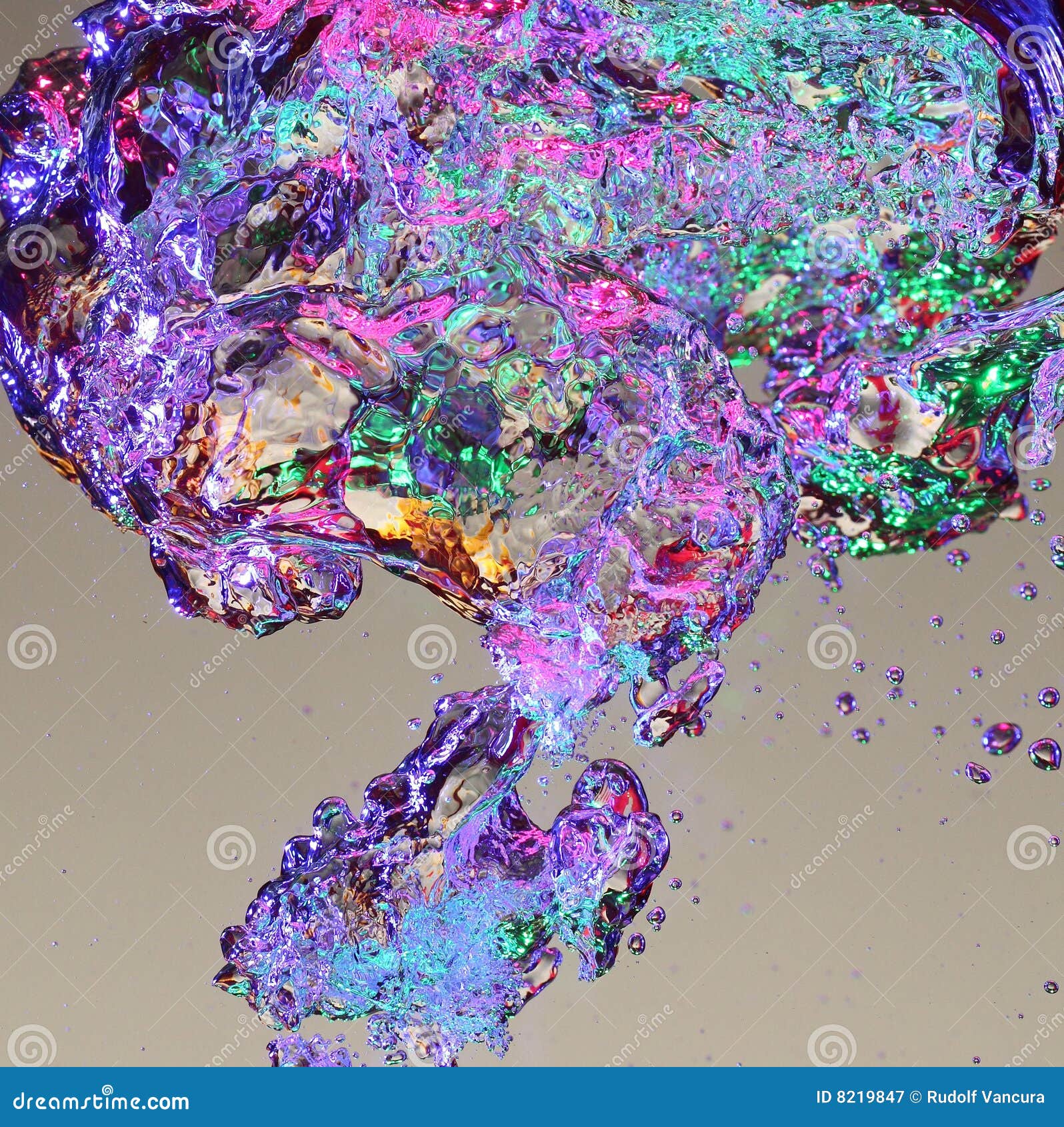 Bolle di aria in acqua immagine stock. Immagine di intrappolato - 8219847