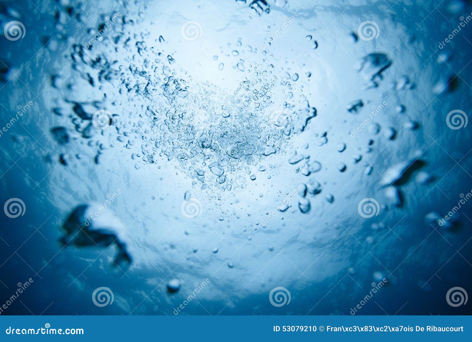 Bolle Di Aria Che Aumentano in Acqua Blu Fotografia Stock - Immagine di ...