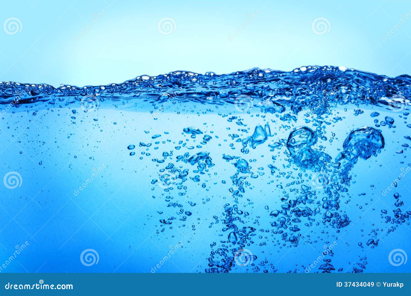 Bolle di aria e dell'acqua immagine stock. Immagine di acqua - 37434049