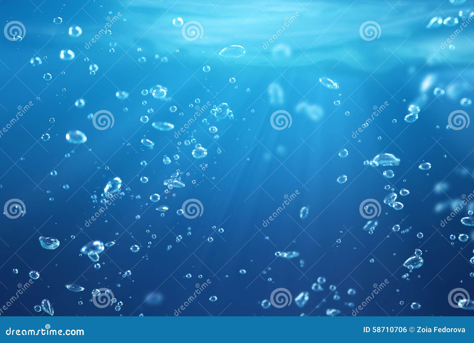 Bolle di aria sotto acqua fotografia stock. Immagine di oceano - 58710706