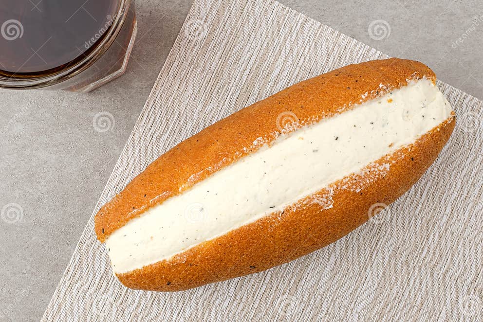 Bollo Con Mucha Crema Dulce Imagen de archivo - Imagen de crema, primer ...