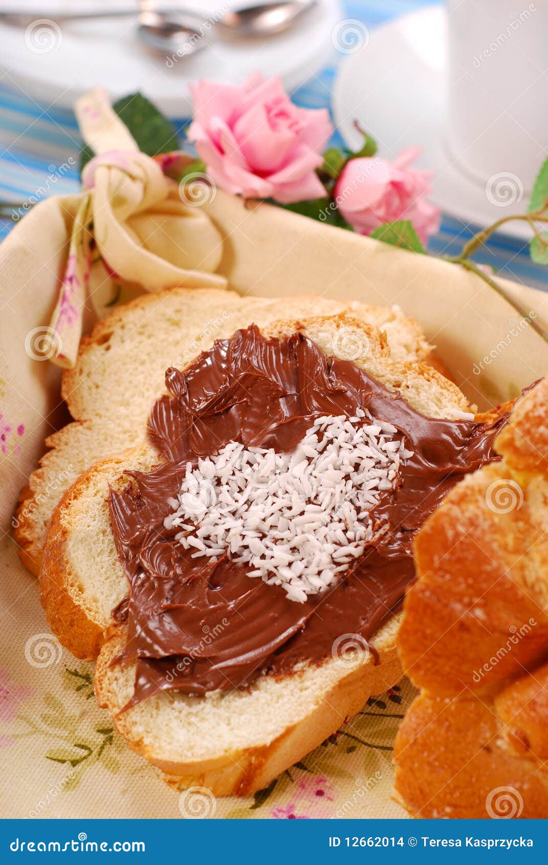 Bollo Dulce Con Crema Del Chocolate Foto de archivo - Imagen de coco ...