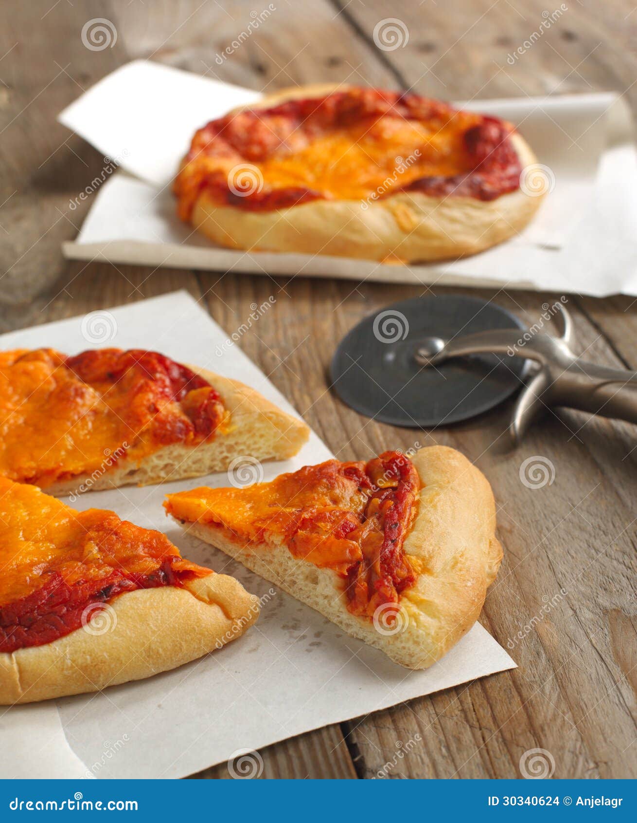 Bollos de la pizza foto de archivo. Imagen de madera - 30340624
