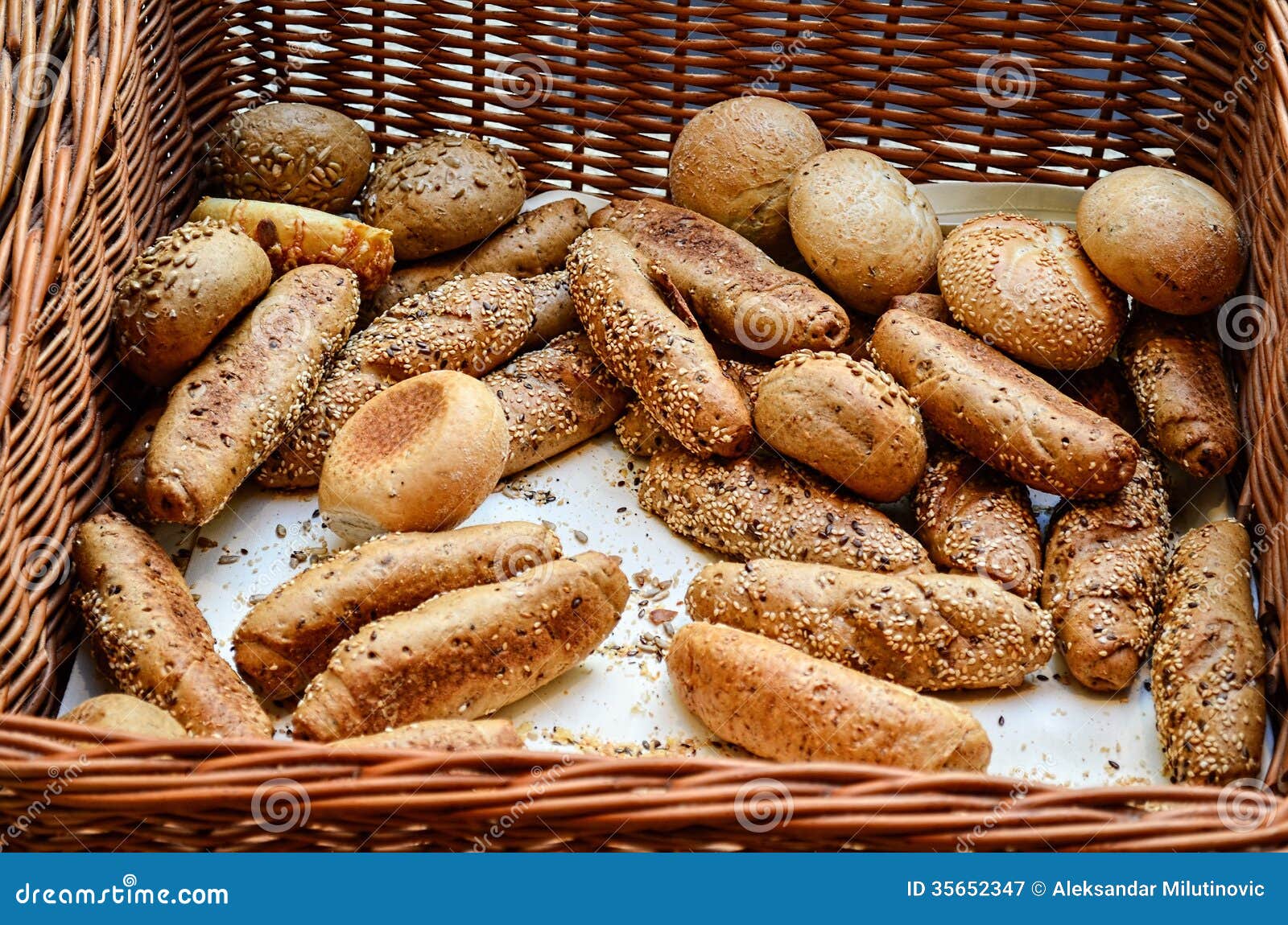 Bollos integrales imagen de archivo. Imagen de cesta - 35652347