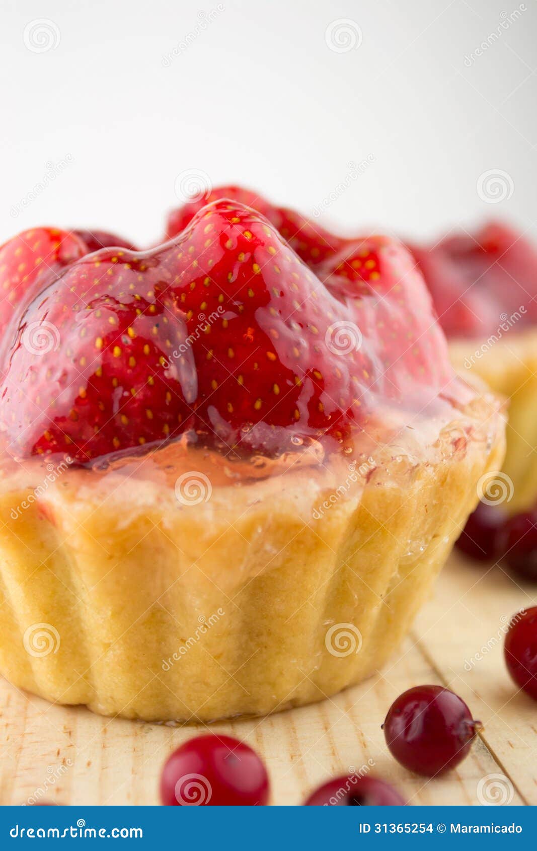 Bolo Com As Morangos Sobre O Branco Foto de Stock - Imagem de tiro ...