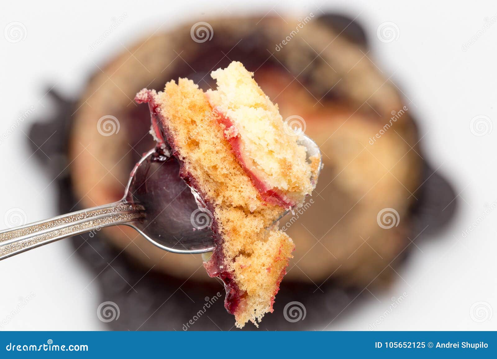 Bolo comido com uma colher imagem de stock. Imagem de esponja - 105652125