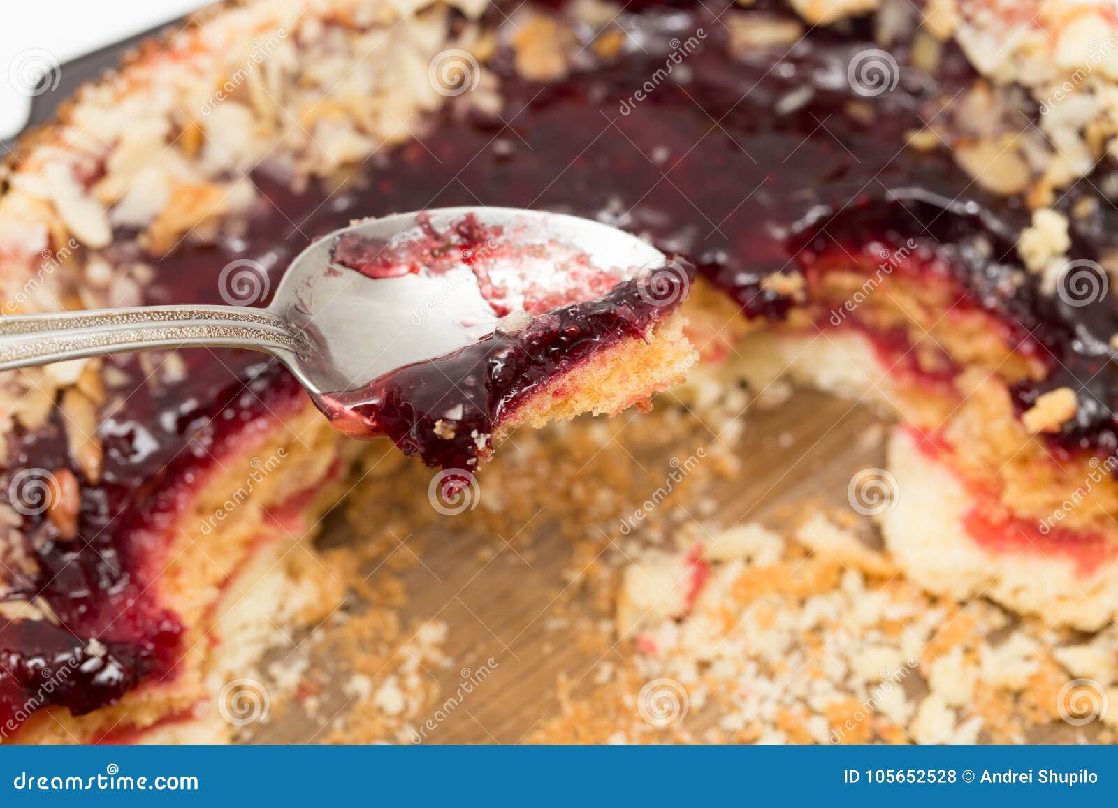 Bolo comido com uma colher foto de stock. Imagem de colher - 105652528