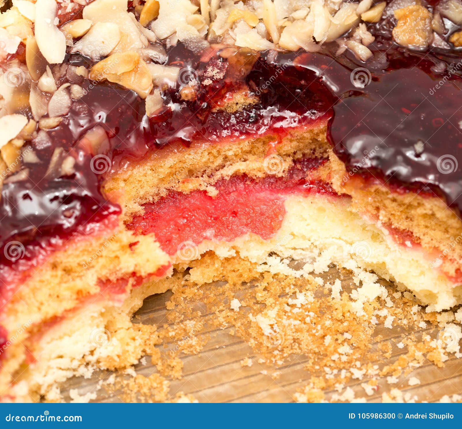 Bolo comido com uma colher foto de stock. Imagem de gostoso - 105986300