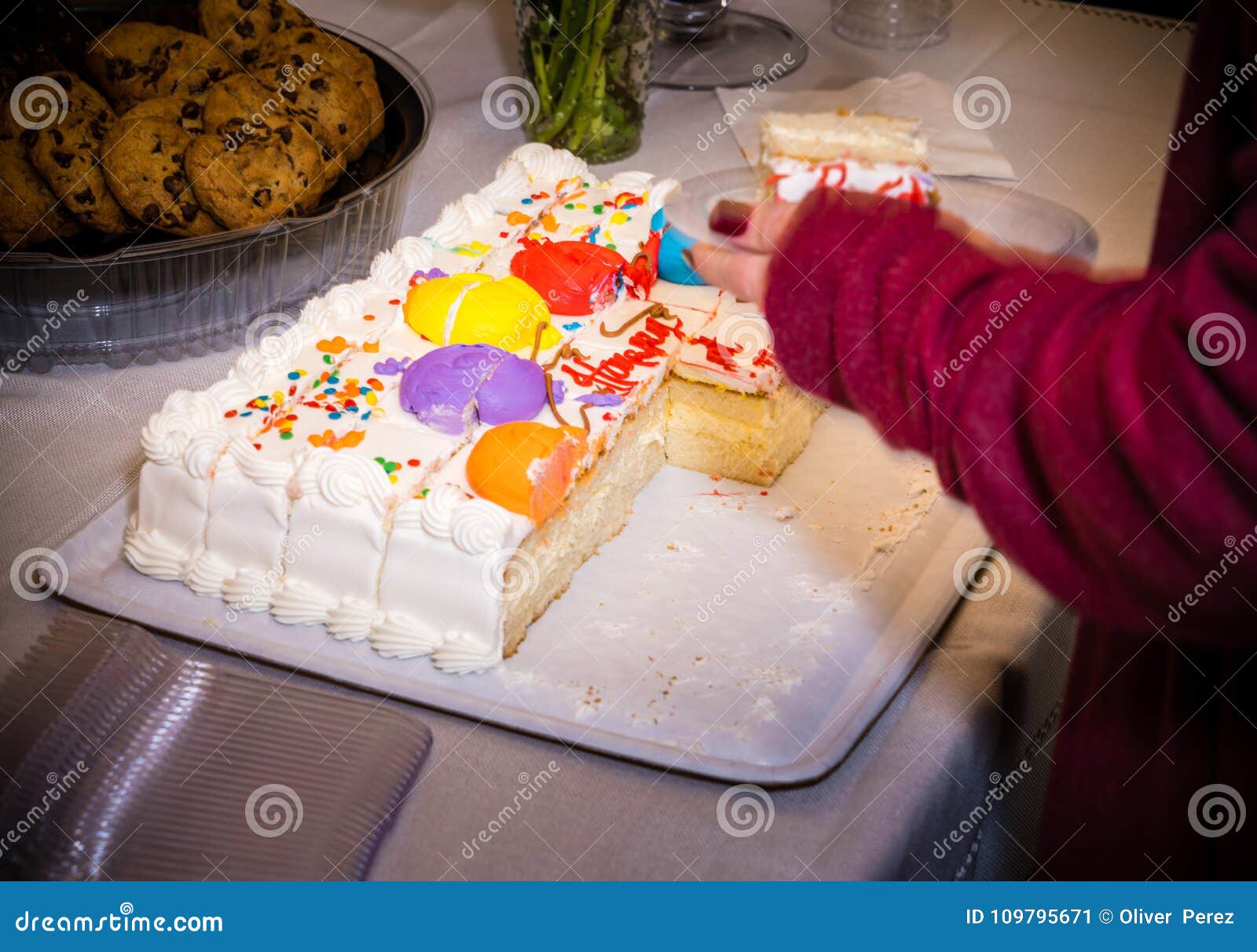 Bolo Comido Metade Com Geada Branca Imagem de Stock - Imagem de gear ...