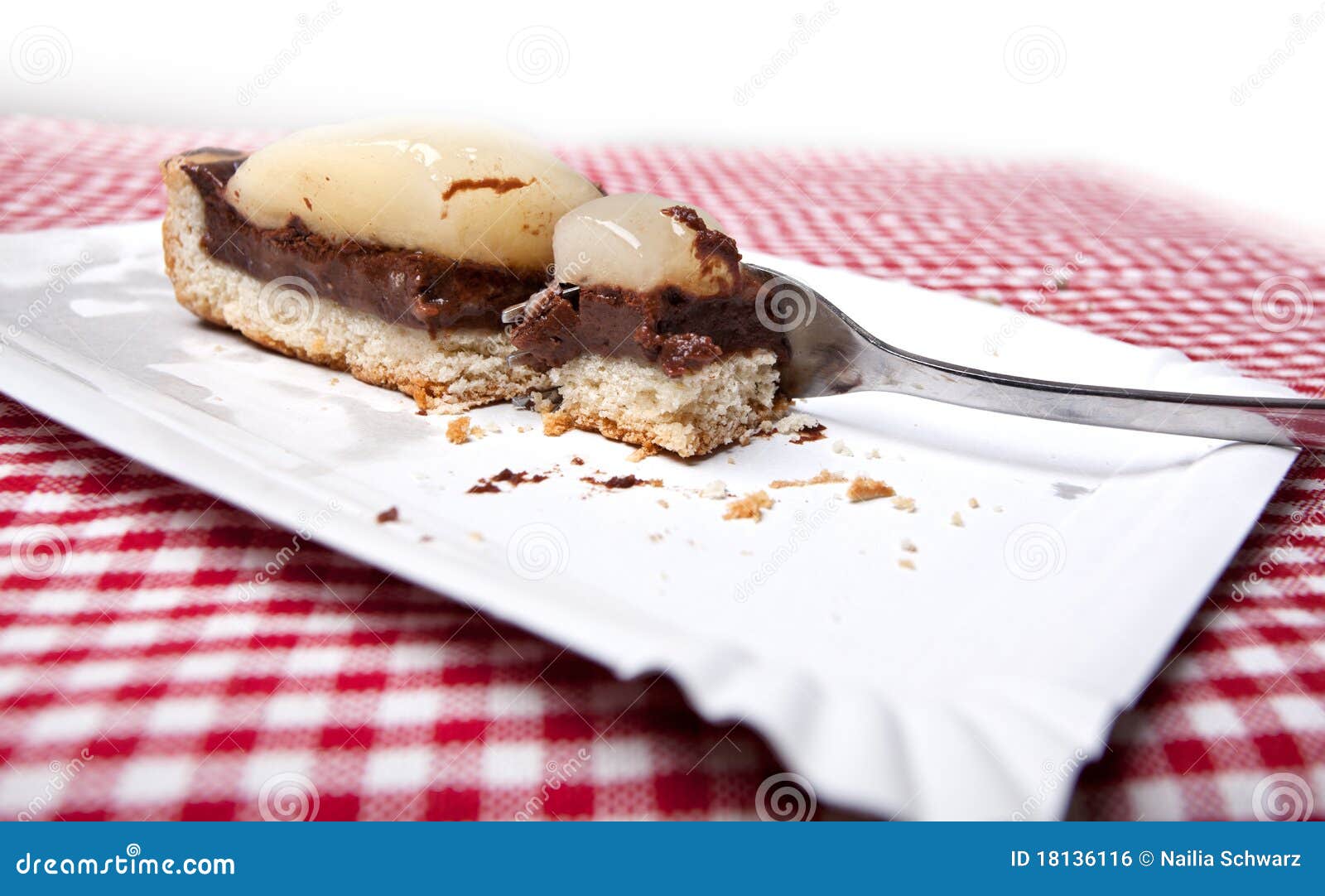 Bolo Comido Metade Da Fruta Foto de Stock - Imagem de sujo, vermelho ...