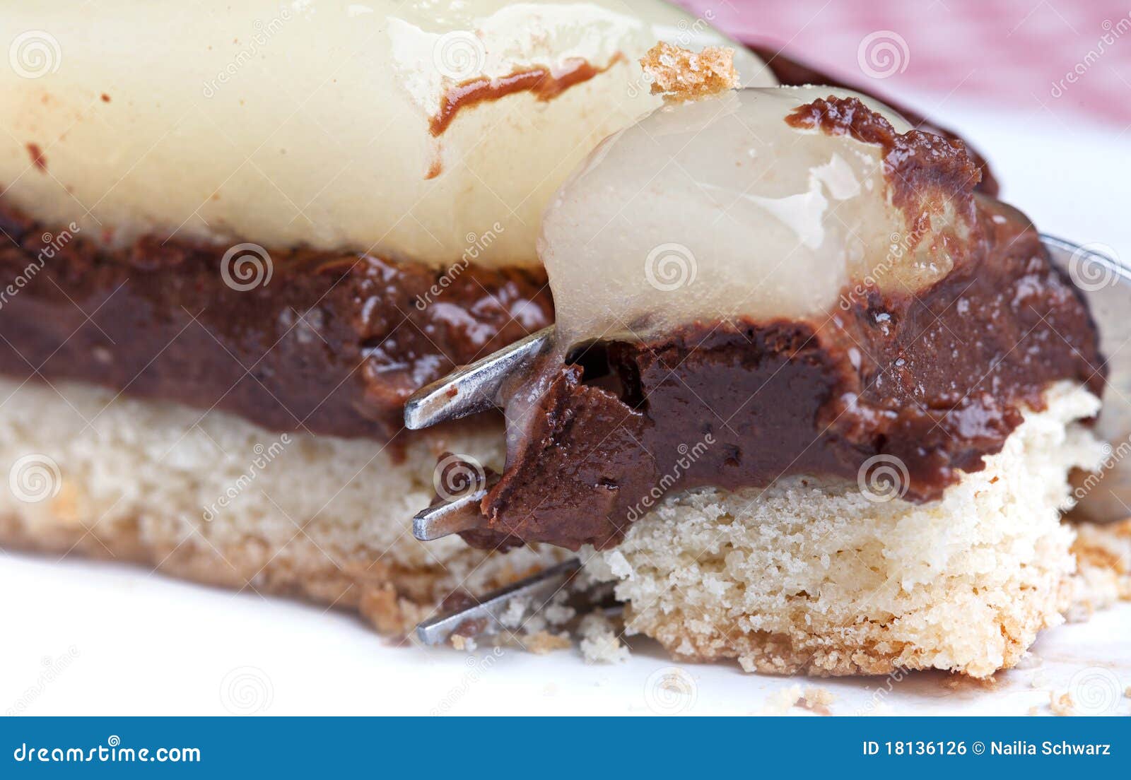 Bolo Comido Metade Da Fruta Foto de Stock - Imagem de vermelho, fruta ...