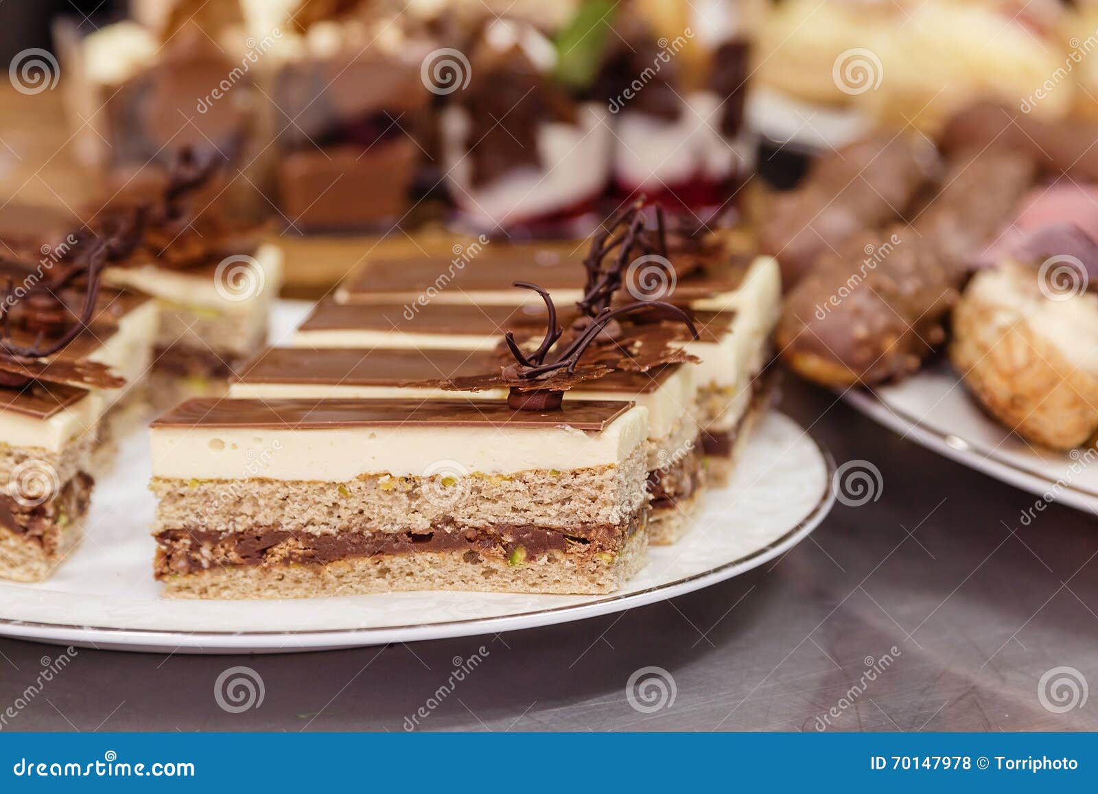 Bolo da ópera da tradição foto de stock. Imagem de creme - 70147978