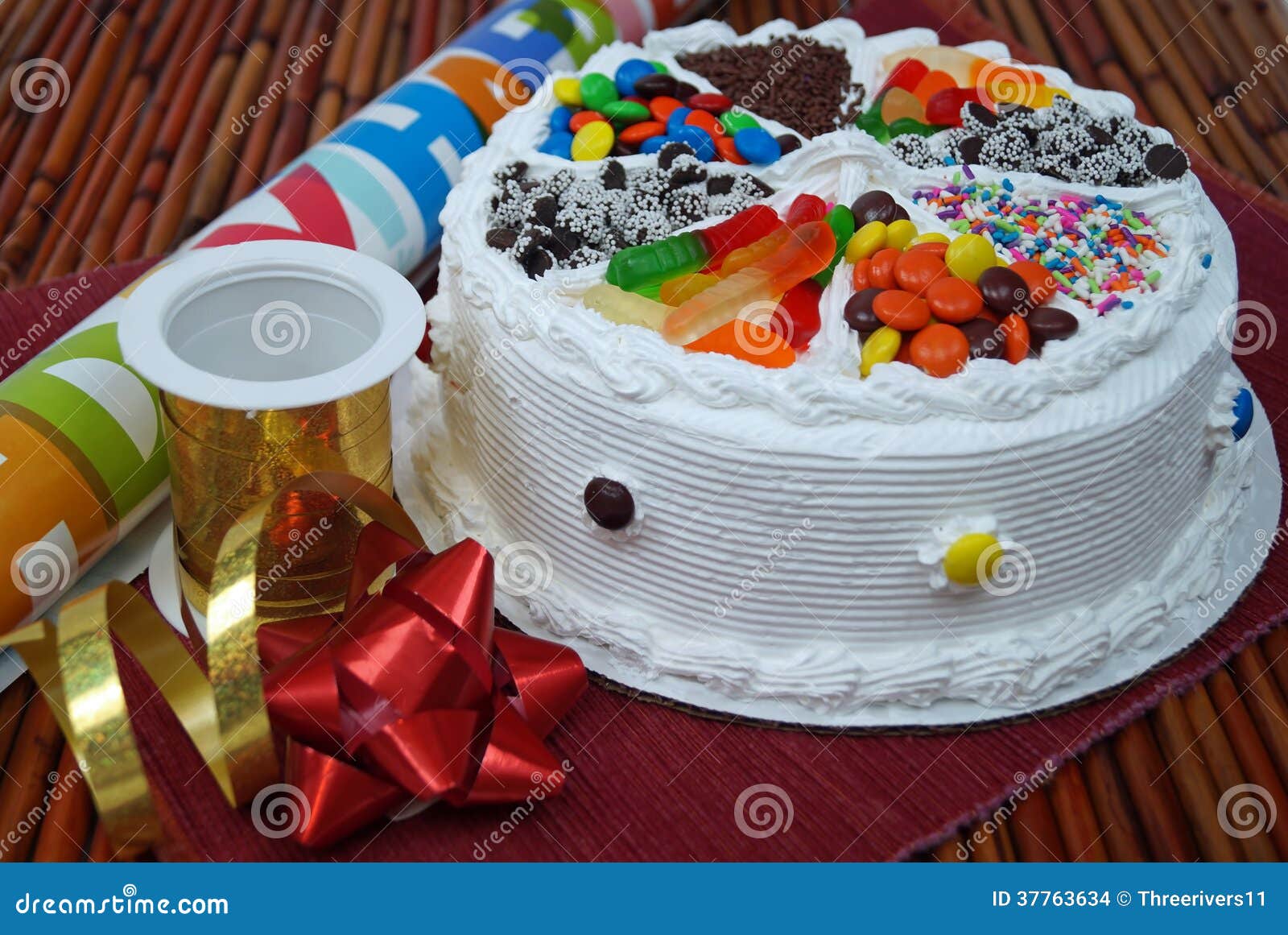 Bolo De Aniversário Com Doces Foto de Stock - Imagem de bolo, gomoso ...