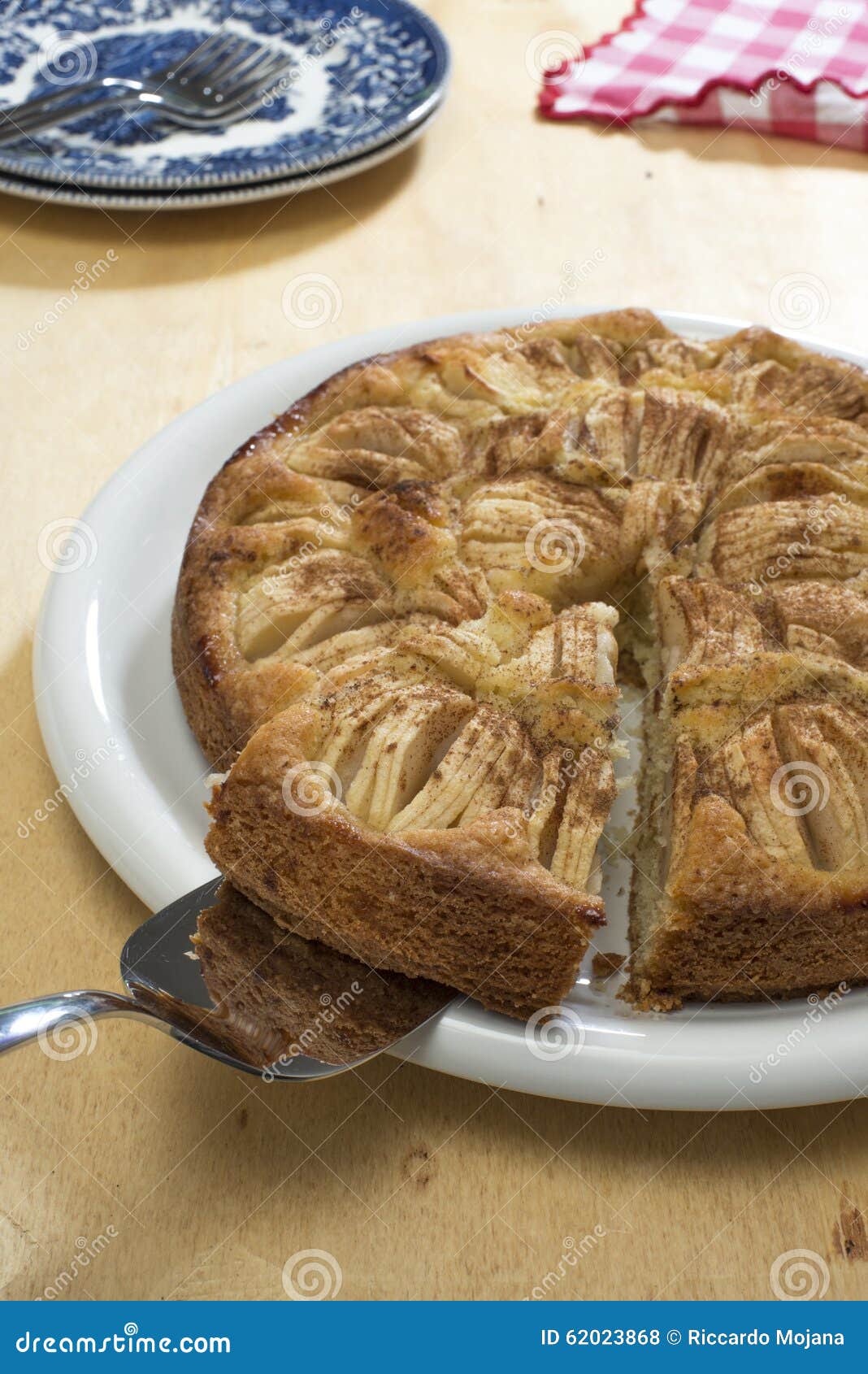 Bolo De Apple Caseiro Na Tabela Foto de Stock - Imagem de pastelaria ...