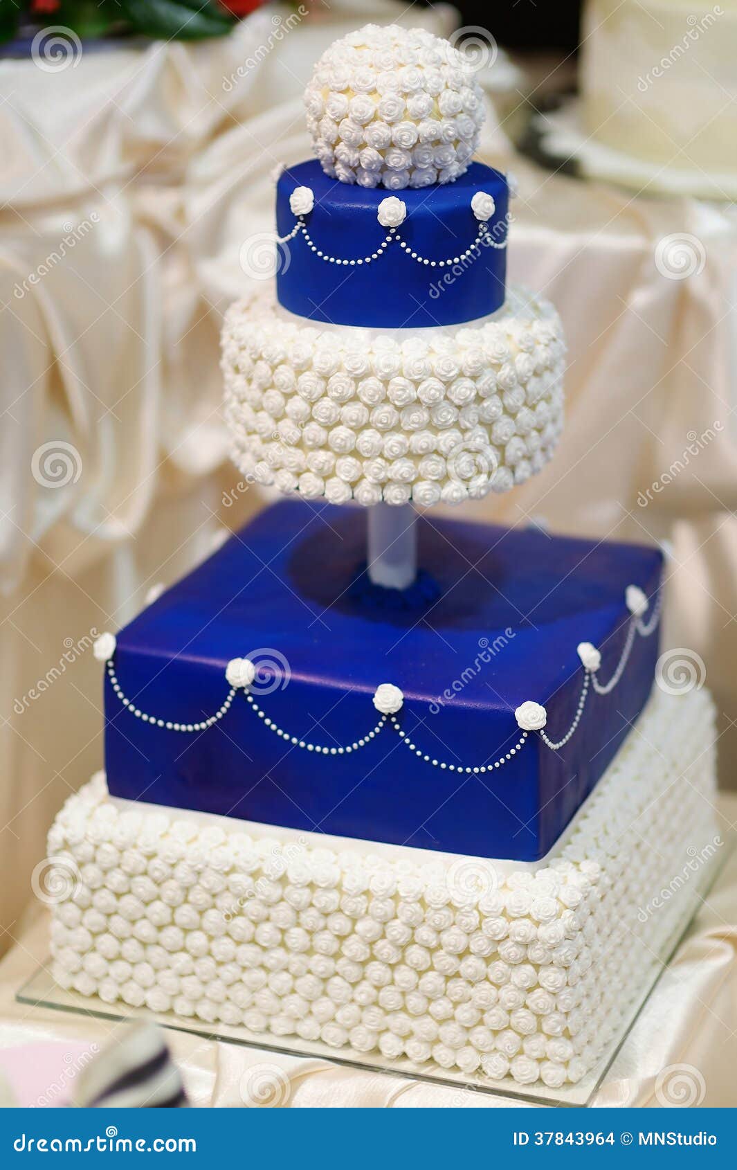 Bolo De Casamento Azul Decorado Com Flores Foto de Stock - Imagem de ...