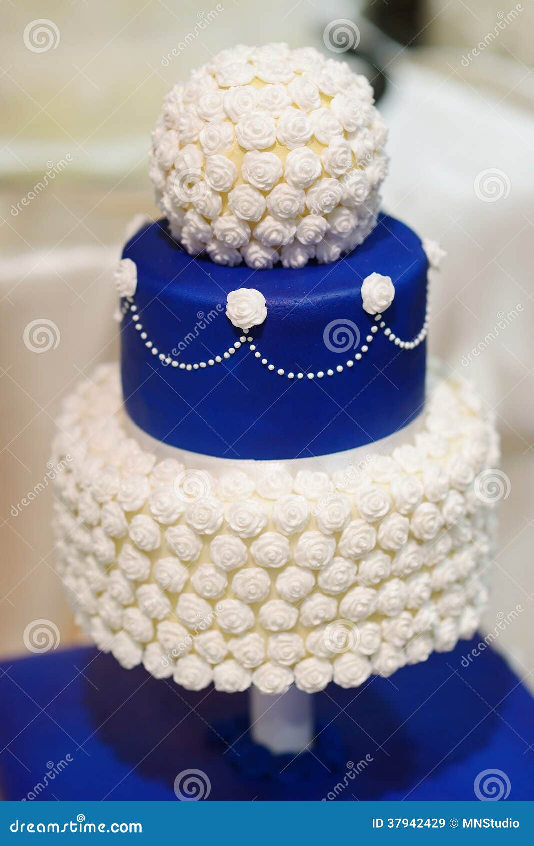 Bolo De Casamento Azul Decorado Com Flores Imagem de Stock - Imagem de ...