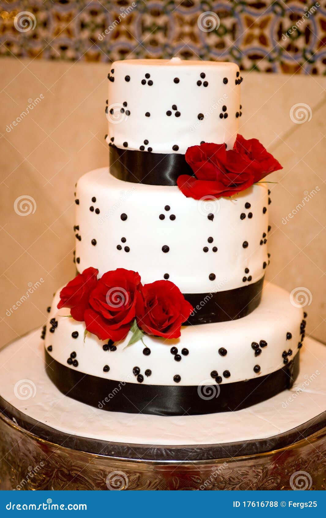 Bolo de casamento bonito foto de stock. Imagem de comemore - 17616788