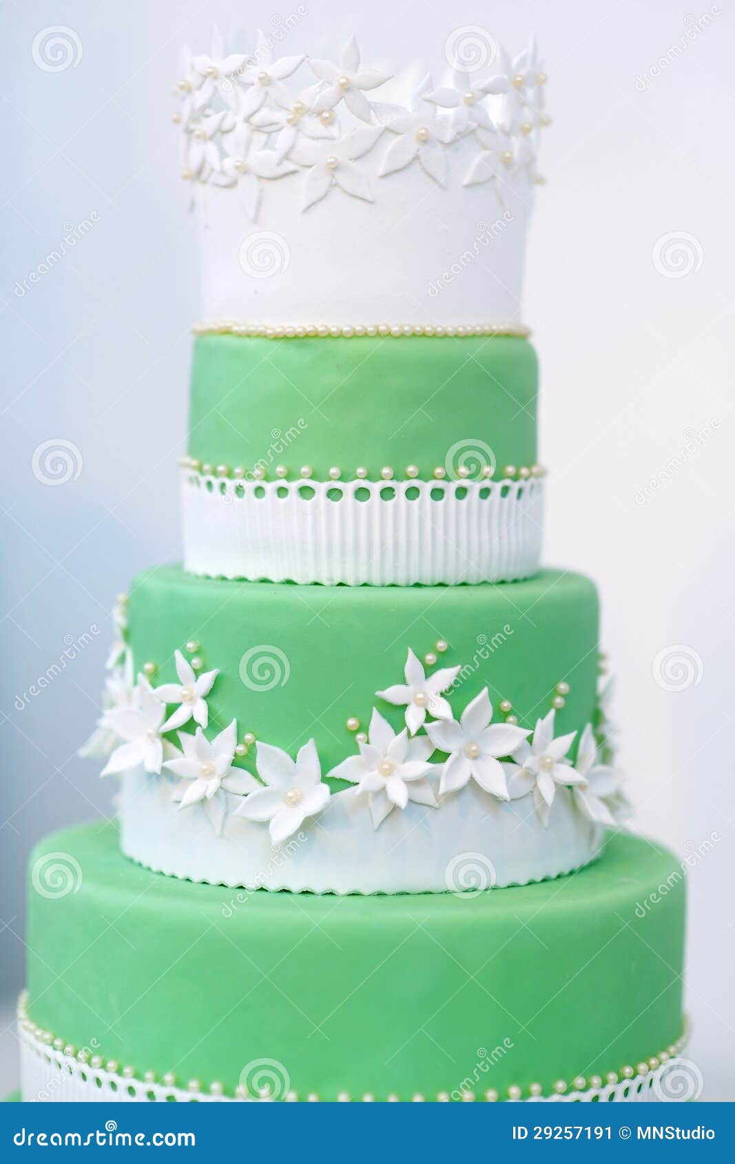 Bolo De Casamento Verde Decorado Com Flores Brancas Imagem de Stock ...