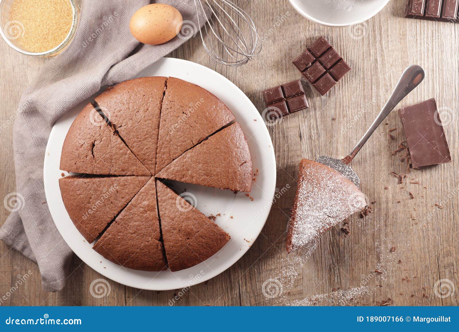 Bolo De Chocolate Fatiado E Ingrediente Foto de Stock - Imagem de ...