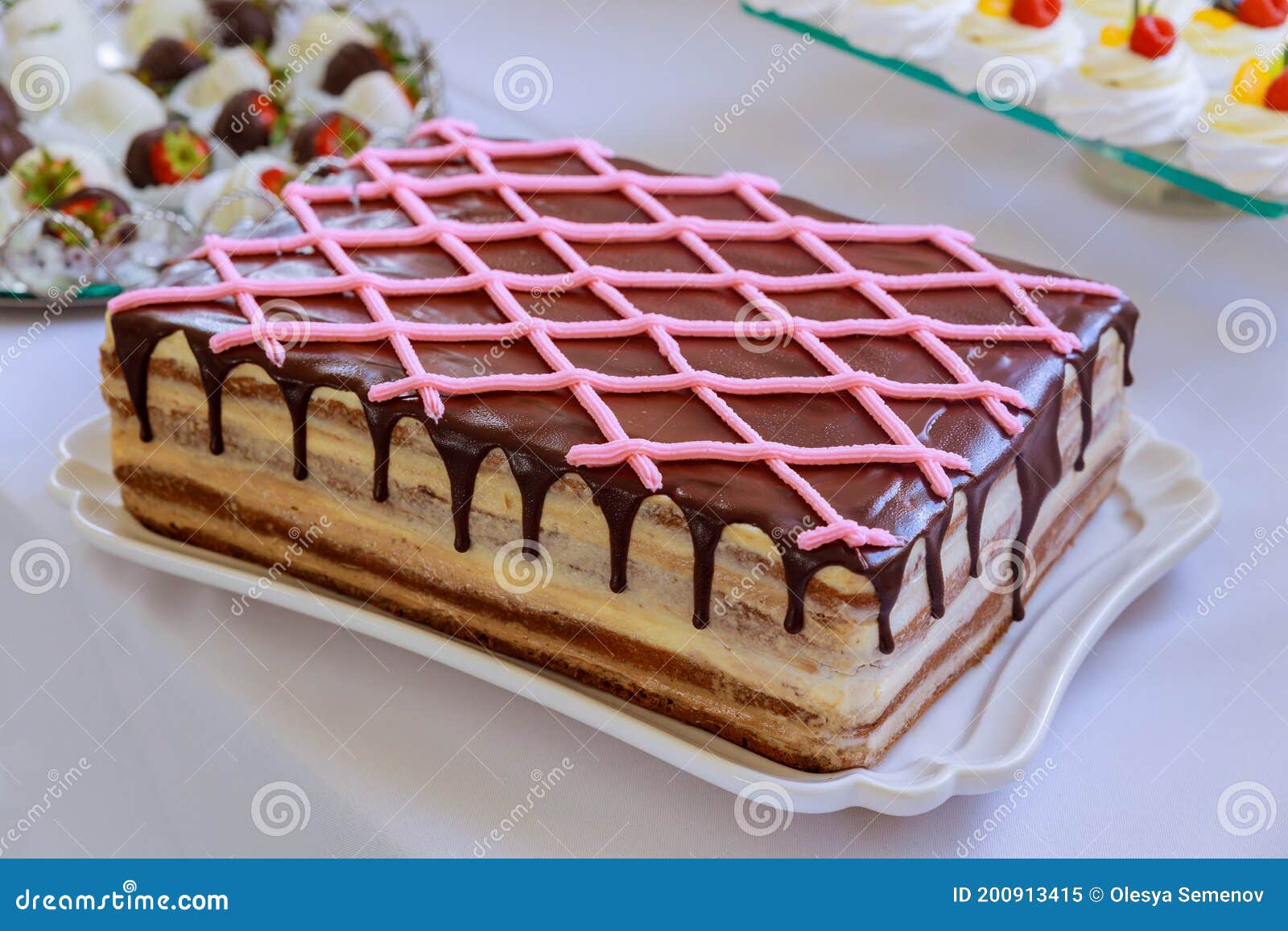 Bolo De Chocolate Retangular Decorado Com Creme-borboleta Cor-de-rosa ...